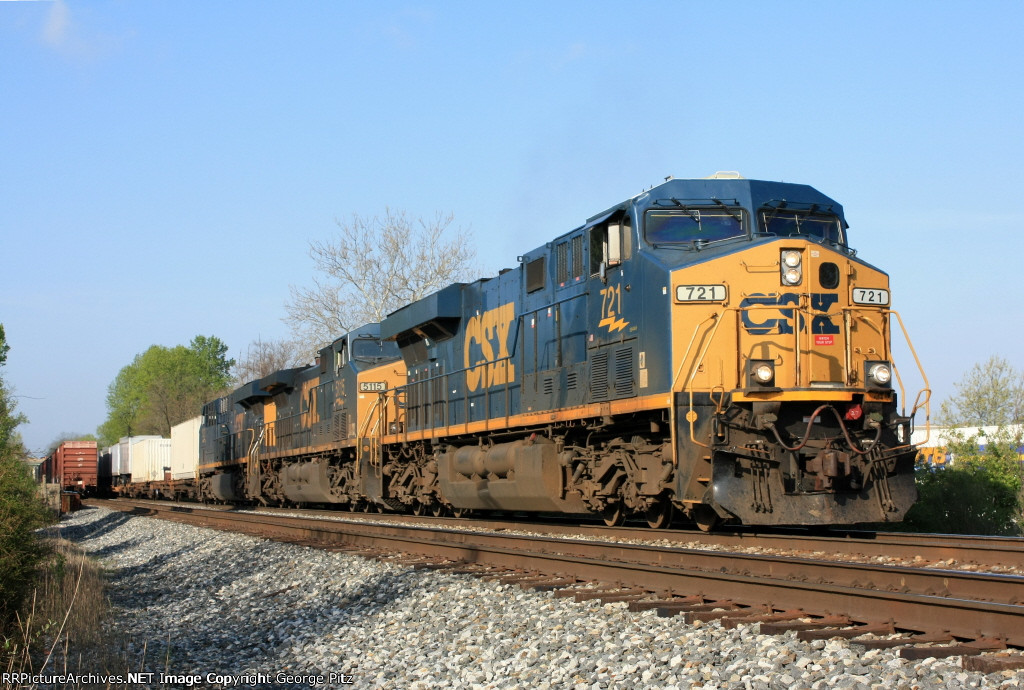 CSX 721 and train Q032